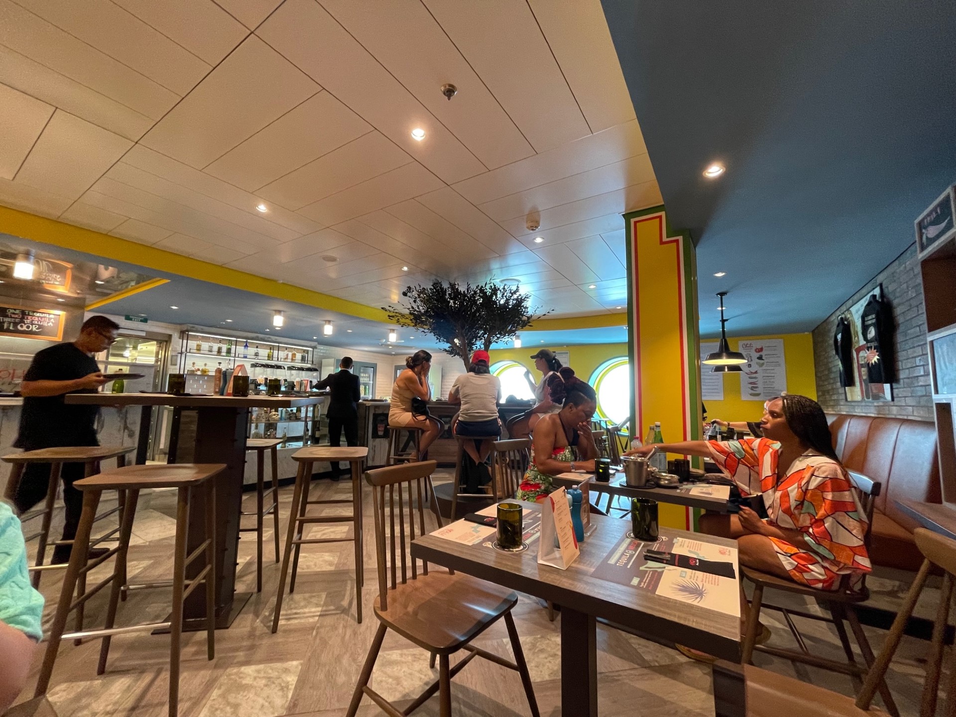 hola – The Happiest Travels on Earth